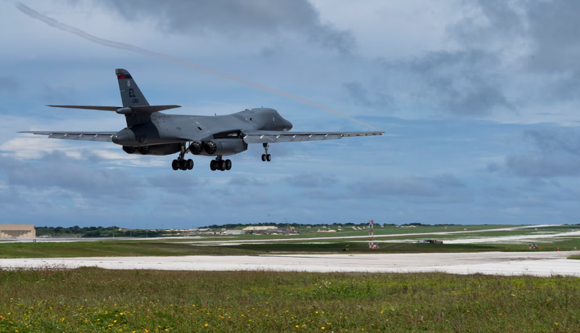 USA har sendt strategiske bombefly av typen B-1B Lancer til Japan, i ...